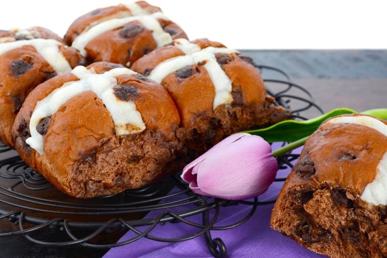 Chocolate & Fruit Hot Cross Buns Recipe - Kiwi Families