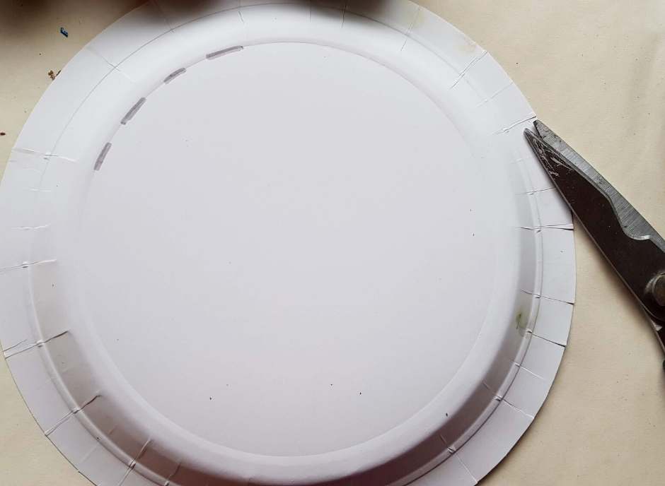 How to Make a Paper Plate Spinner Toy - Kiwi Families