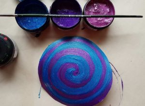 How to Make a Paper Plate Spinner Toy - Kiwi Families